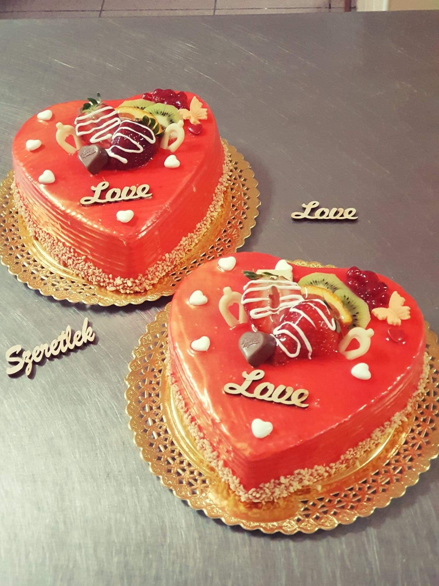 Ofera cadou un tort in forma de inima persoanei iubite de 1 sau 8 ...