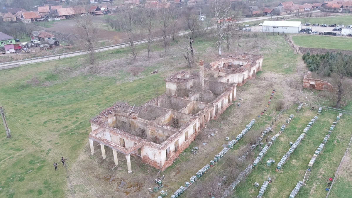 O bijuterie uitată a Țării Călatei: conacul familiei Csáki din Almașu ...