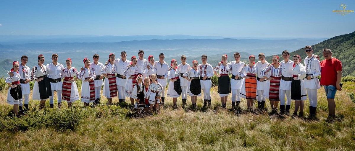 Ansamblul „Mugur, mugurel” la Almașu, de Ziua Internațională a Romilor ...