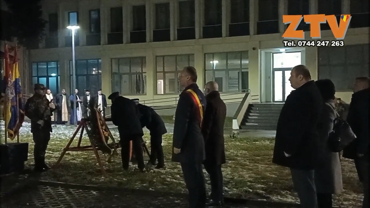 Depunere de coroane de flori la statuia lui Simion Barnutiu din Zalau ...