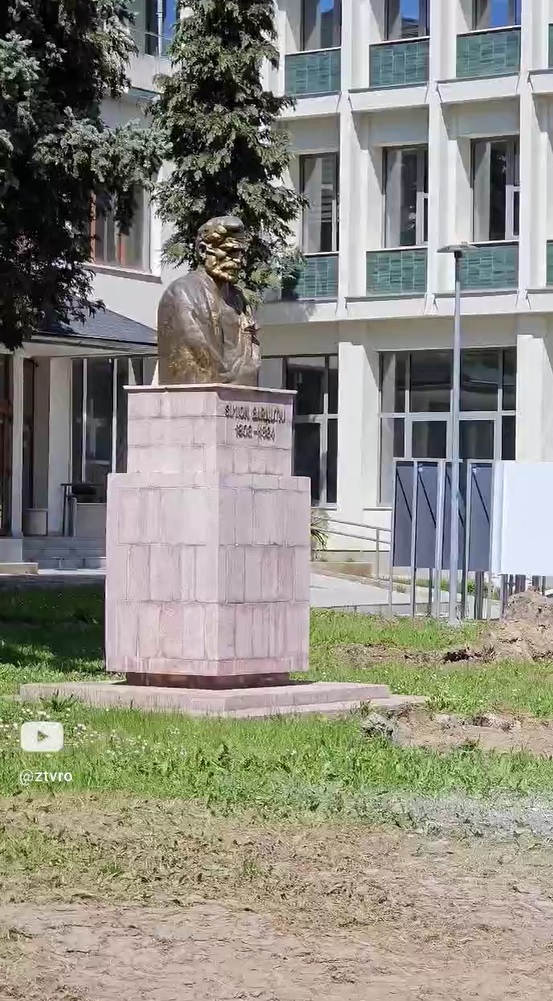 Se modernizeaza spațiul de la statuia lui Simion Barnutiu din Zalau ...