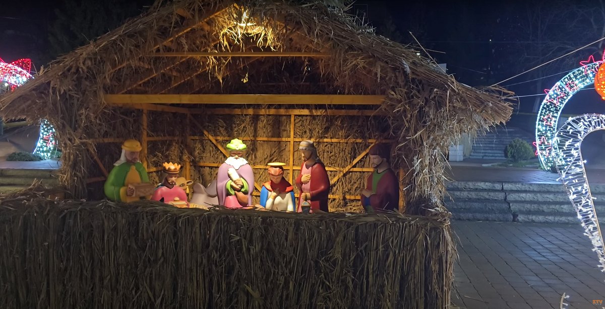 Ieslea cu pruncul Isus Hristos, la întrare în parcul central din Zalau ...