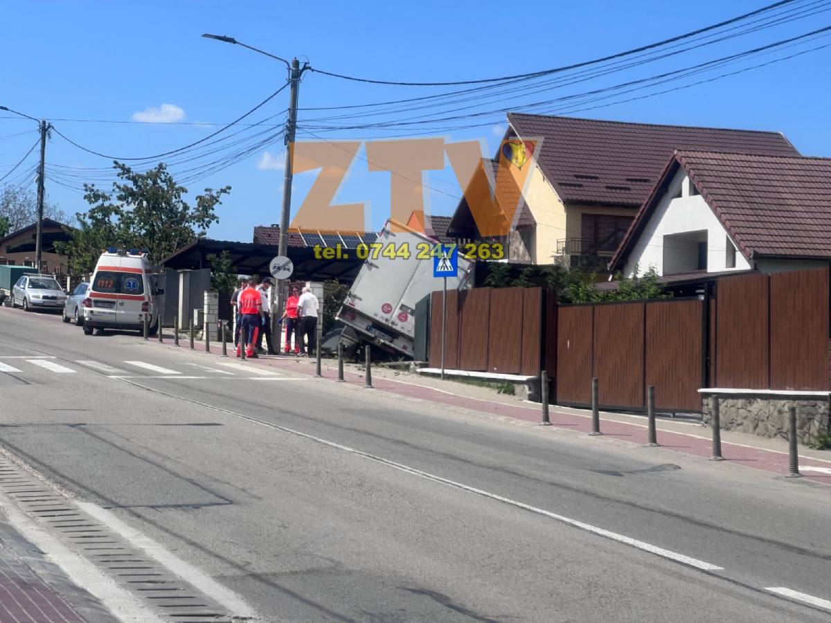 A intrat cu camionul în curtea unei case din Zalāu - ZTV.ro - Zalau TV