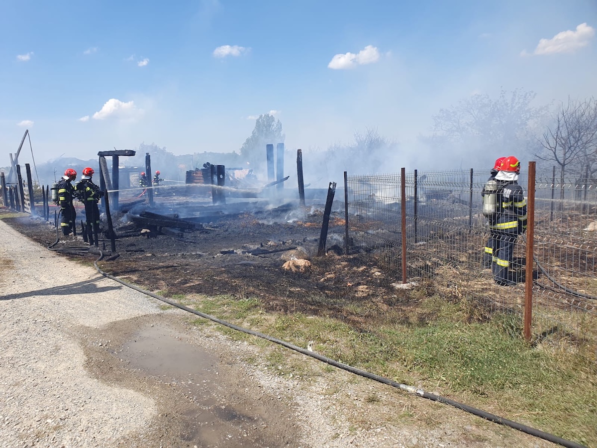 INCENDIU LA 3 CASE SI SCOALA DIN CIZER - ZTV.ro - Zalau TV