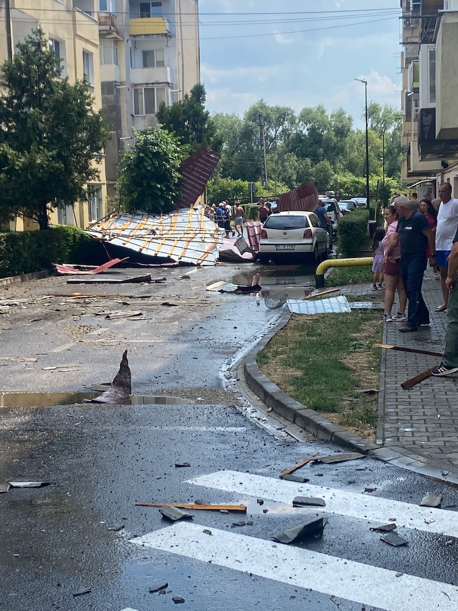 Furtună puternică la Jibou – acoperișuri smulse și mașini avariate ...