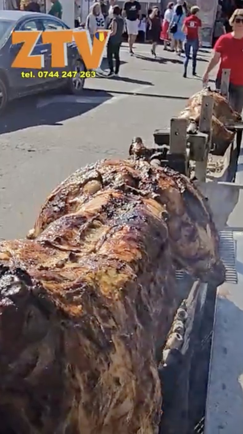 Bucatarii din Crasna au pregatit berbecut la protap, sarmale si alte ...