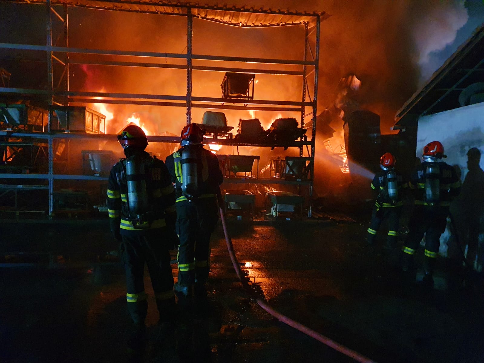 INCENDIU ȘI PERICOL DE EXPLOZIE ÎN CRASNA - ZTV.ro - Zalau TV